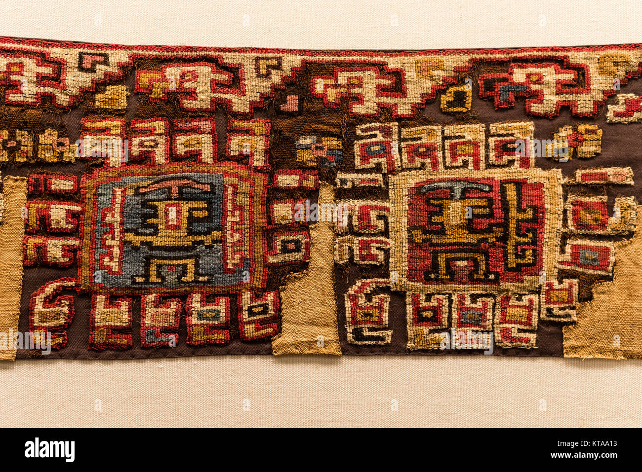 Wari textil Wari culture 500AC-1000AC Perú . Museum of Banco central de ...