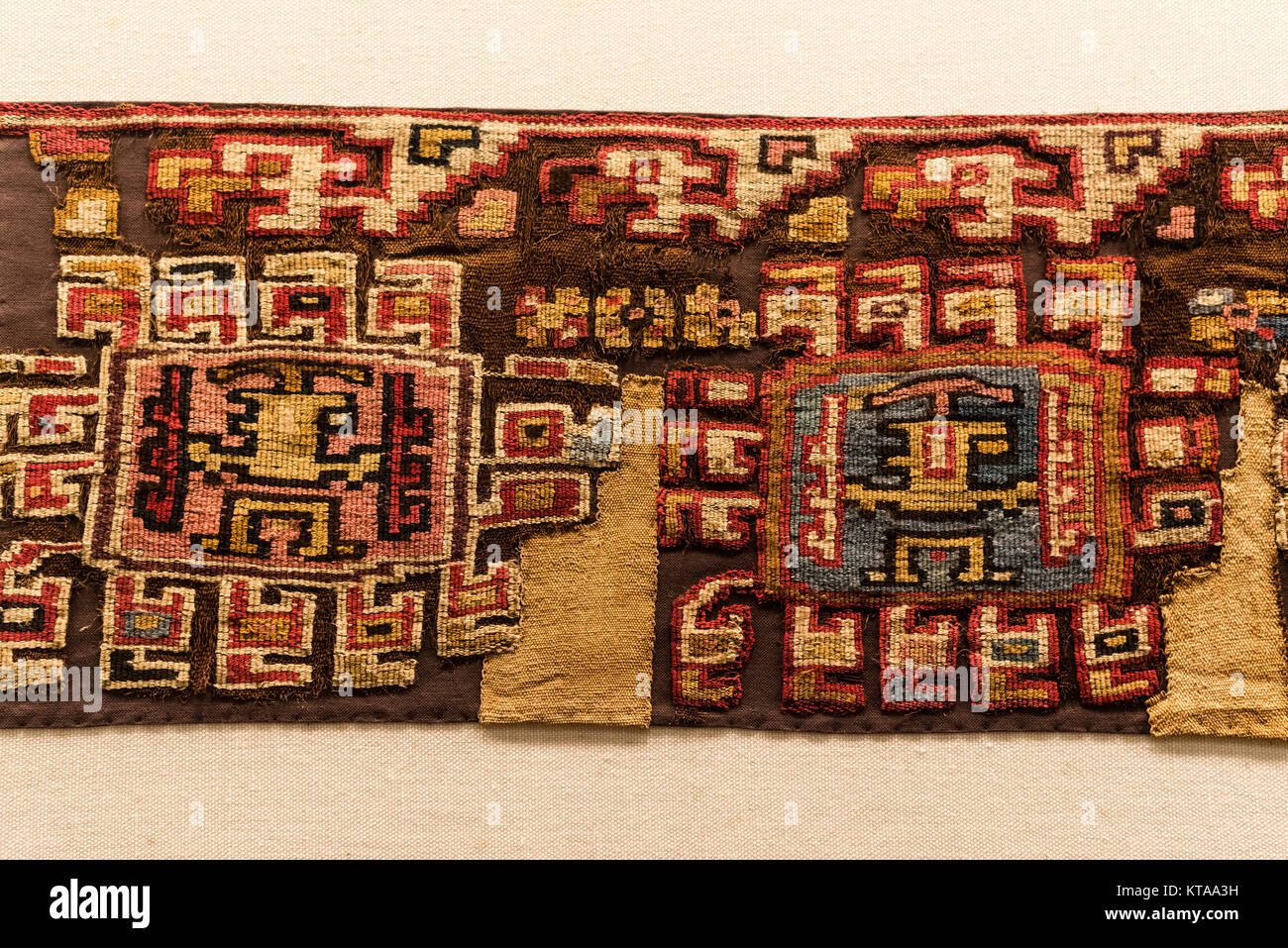 Wari textil Wari culture 500AC-1000AC Perú . Museum of Banco central de ...