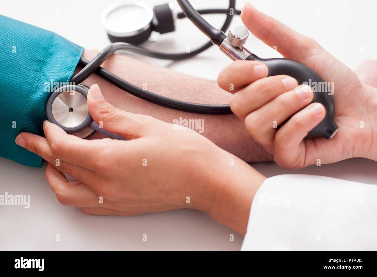 Doctor taking patient's blood pressure Stock Photo - Alamy