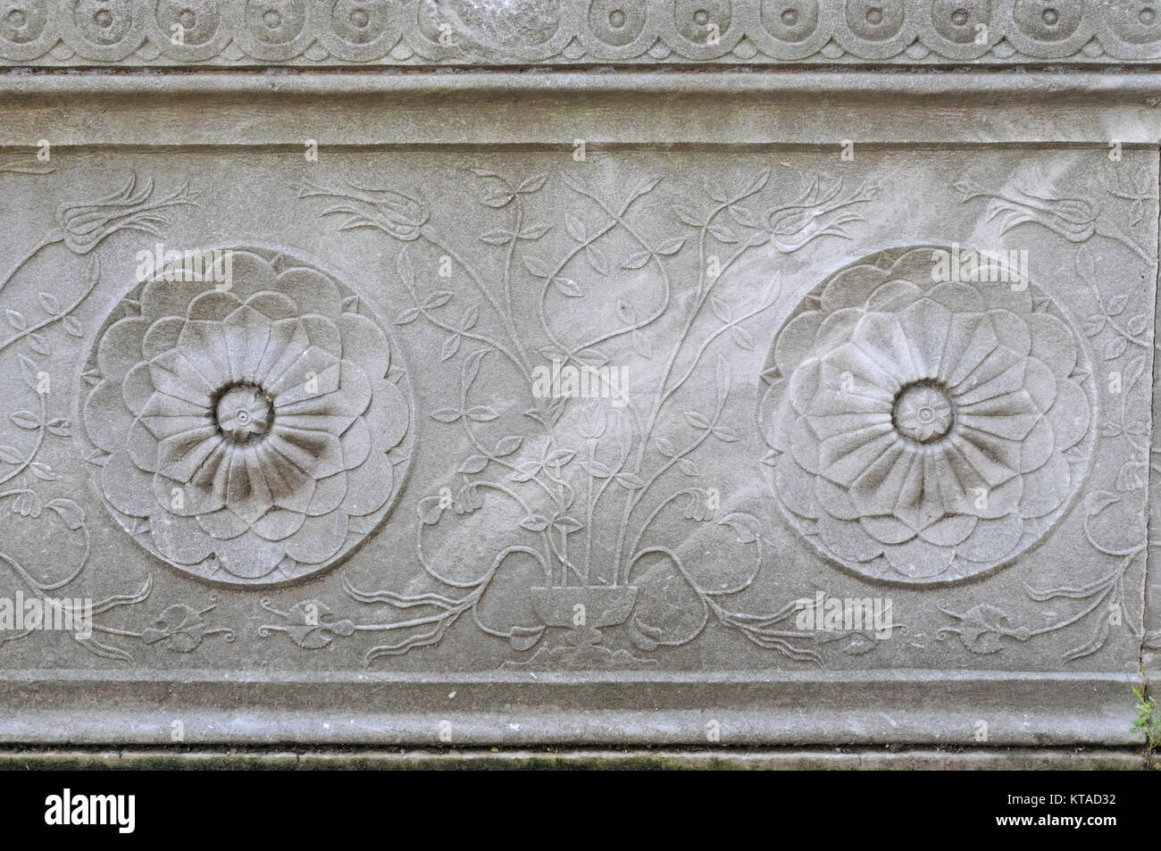 Ancient Ottoman tomb stones around Istanbul Stock Photo - Alamy