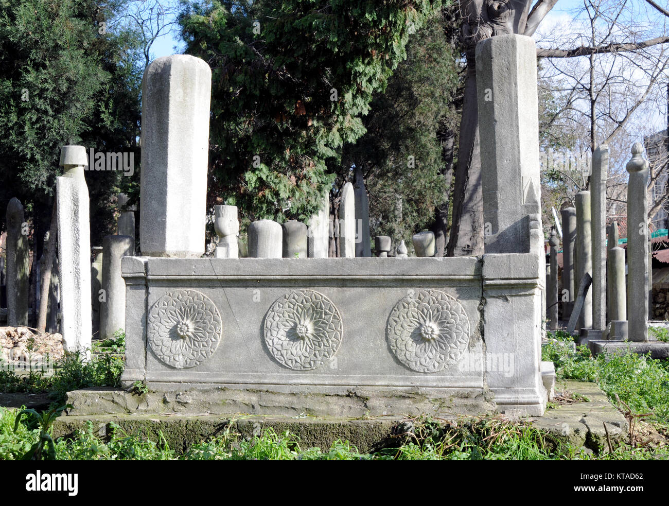 Ancient Ottoman tomb stones around Istanbul Stock Photo - Alamy