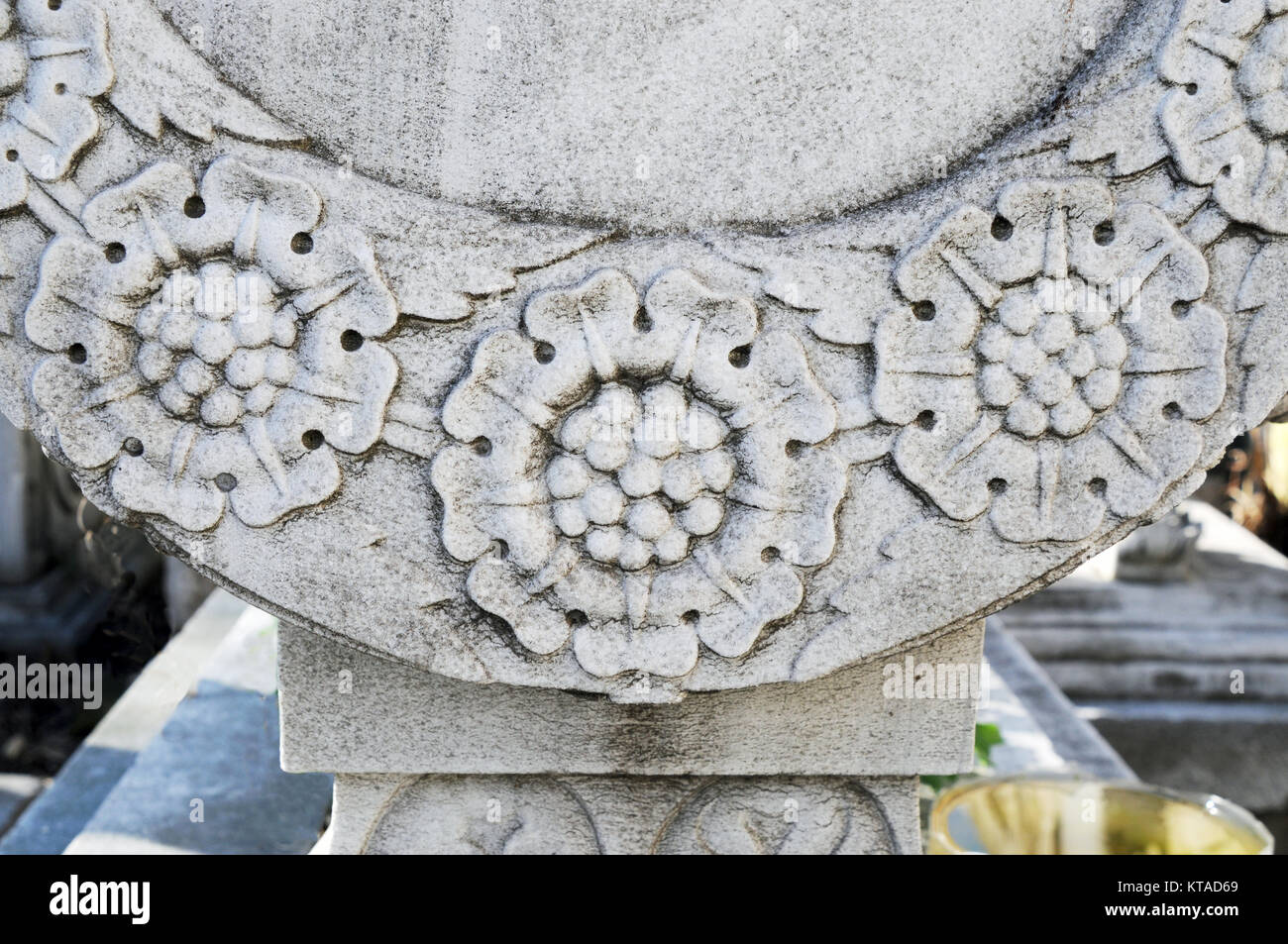 Ancient Ottoman tomb stones around Istanbul Stock Photo - Alamy