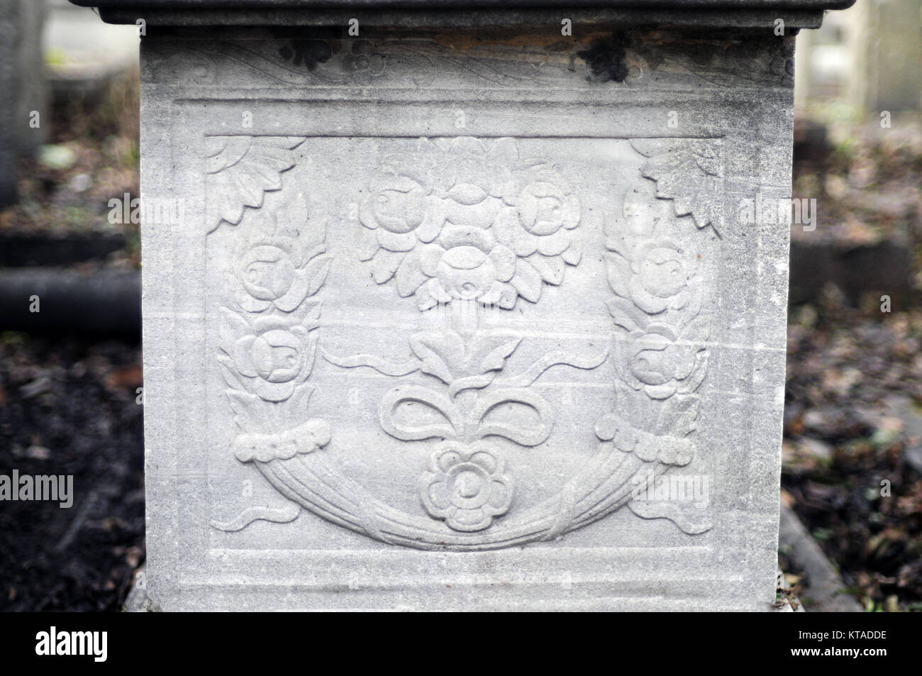 Ancient Ottoman tomb stones around Istanbul Stock Photo - Alamy