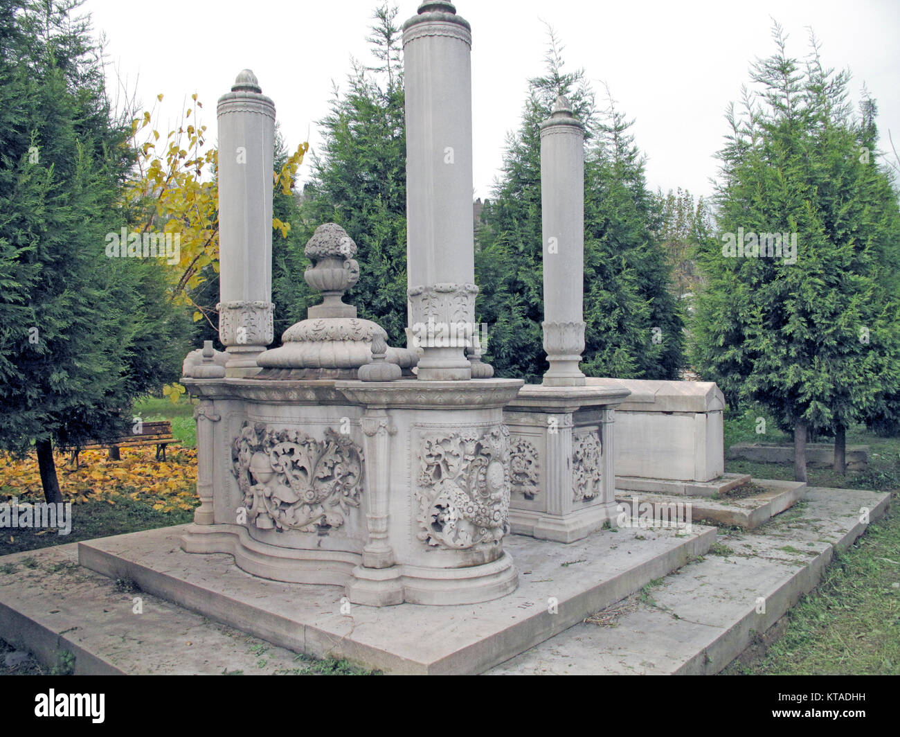 Ancient Ottoman tomb stones around Istanbul Stock Photo - Alamy
