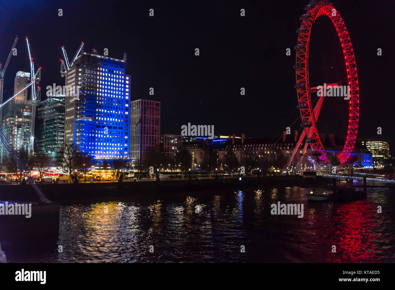 Millennium Wheel and Shell building illuminated at night, Southbank ...