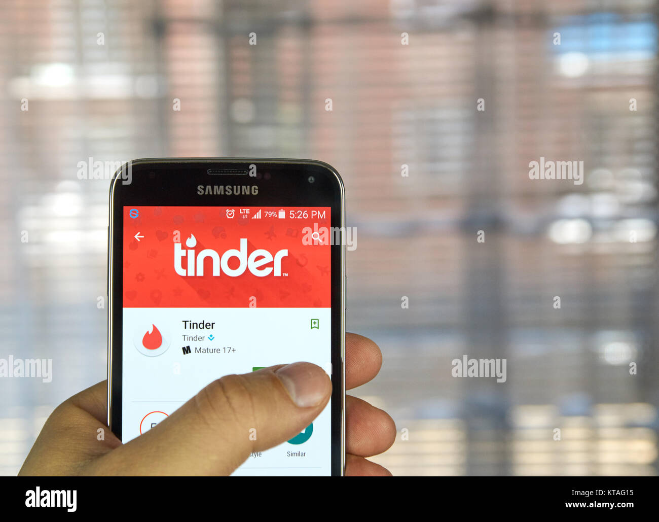 Tinder phone hand hi-res stock photography and images - Alamy