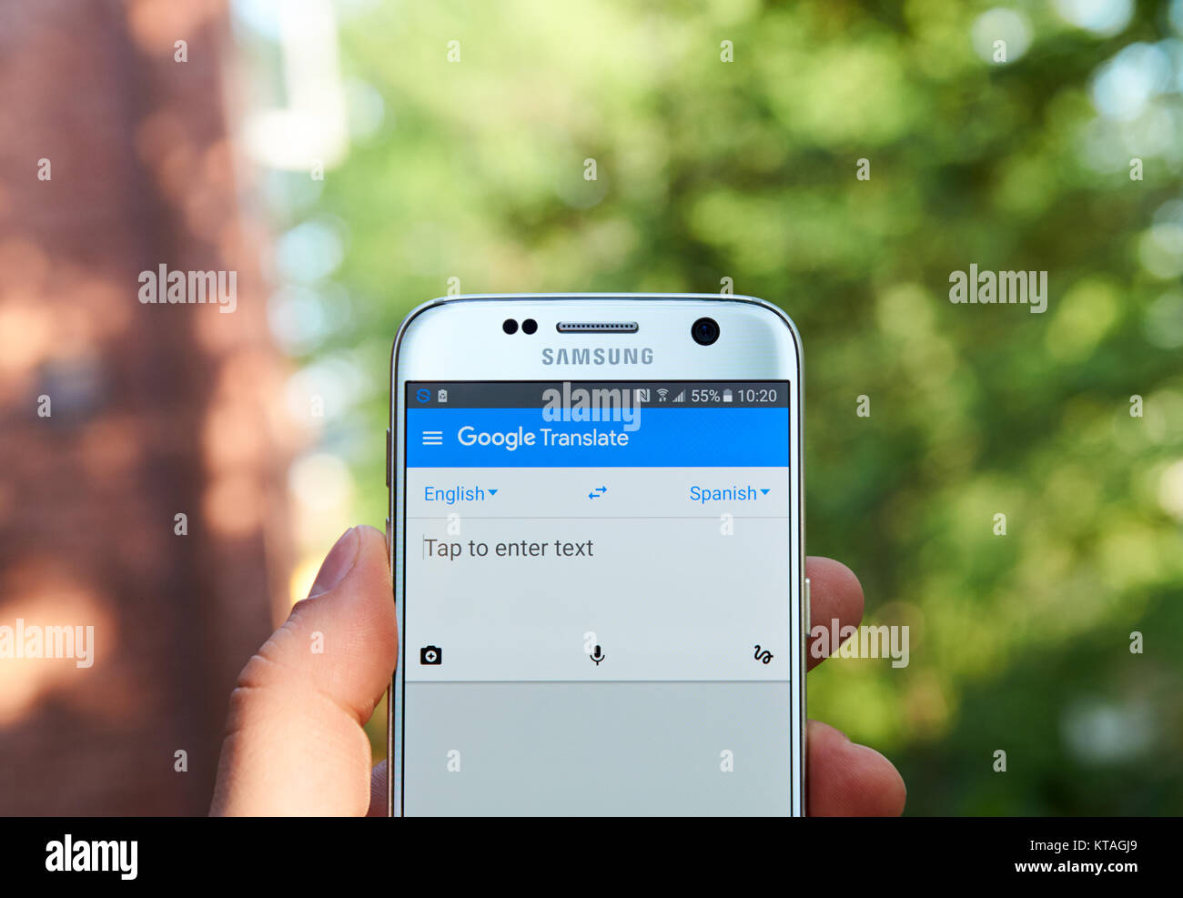 Google translate phone app hi-res stock photography and images - Alamy