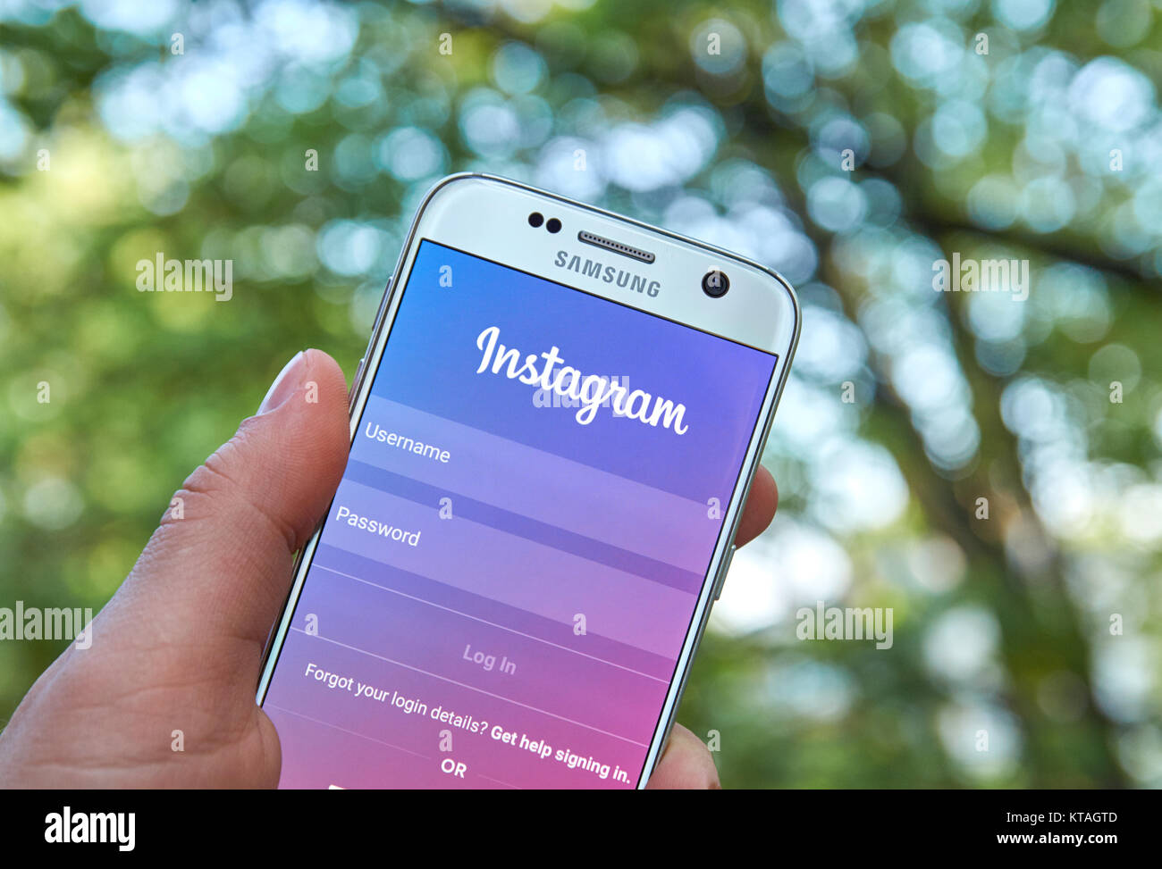 Instagram app hand screen hi-res stock photography and images - Alamy