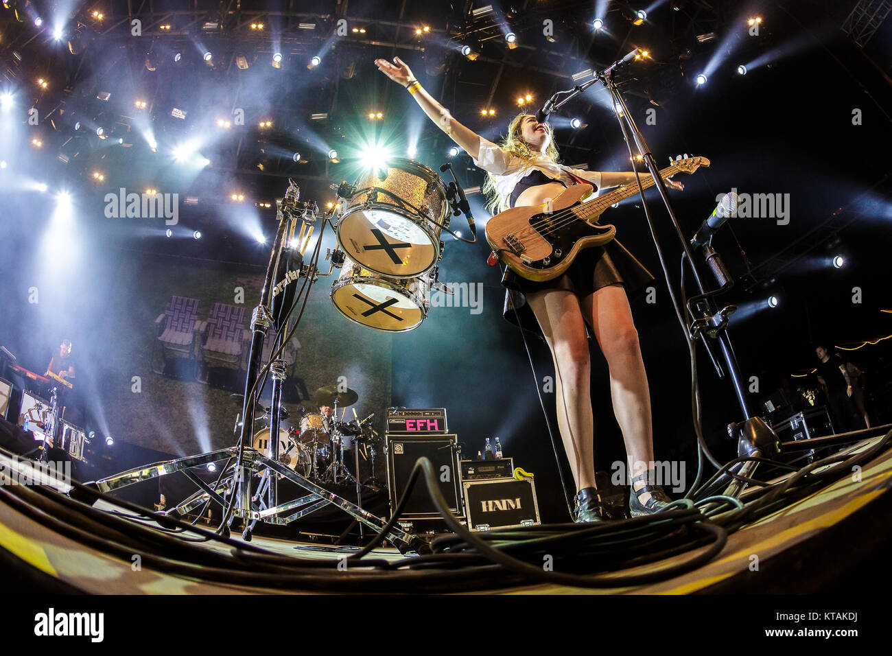 Haim band live hi-res stock photography and images - Alamy
