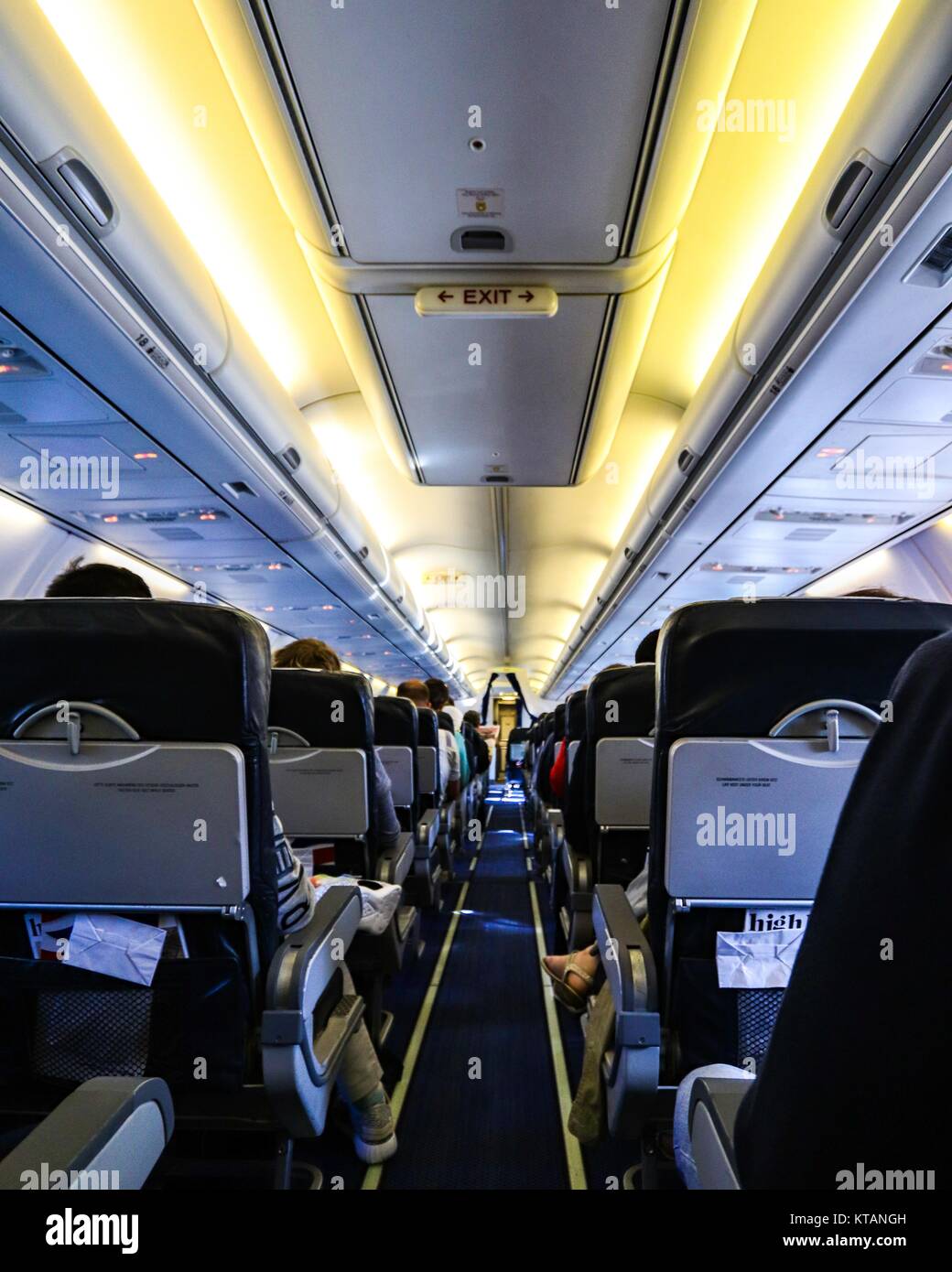 Straight plane hi-res stock photography and images - Alamy