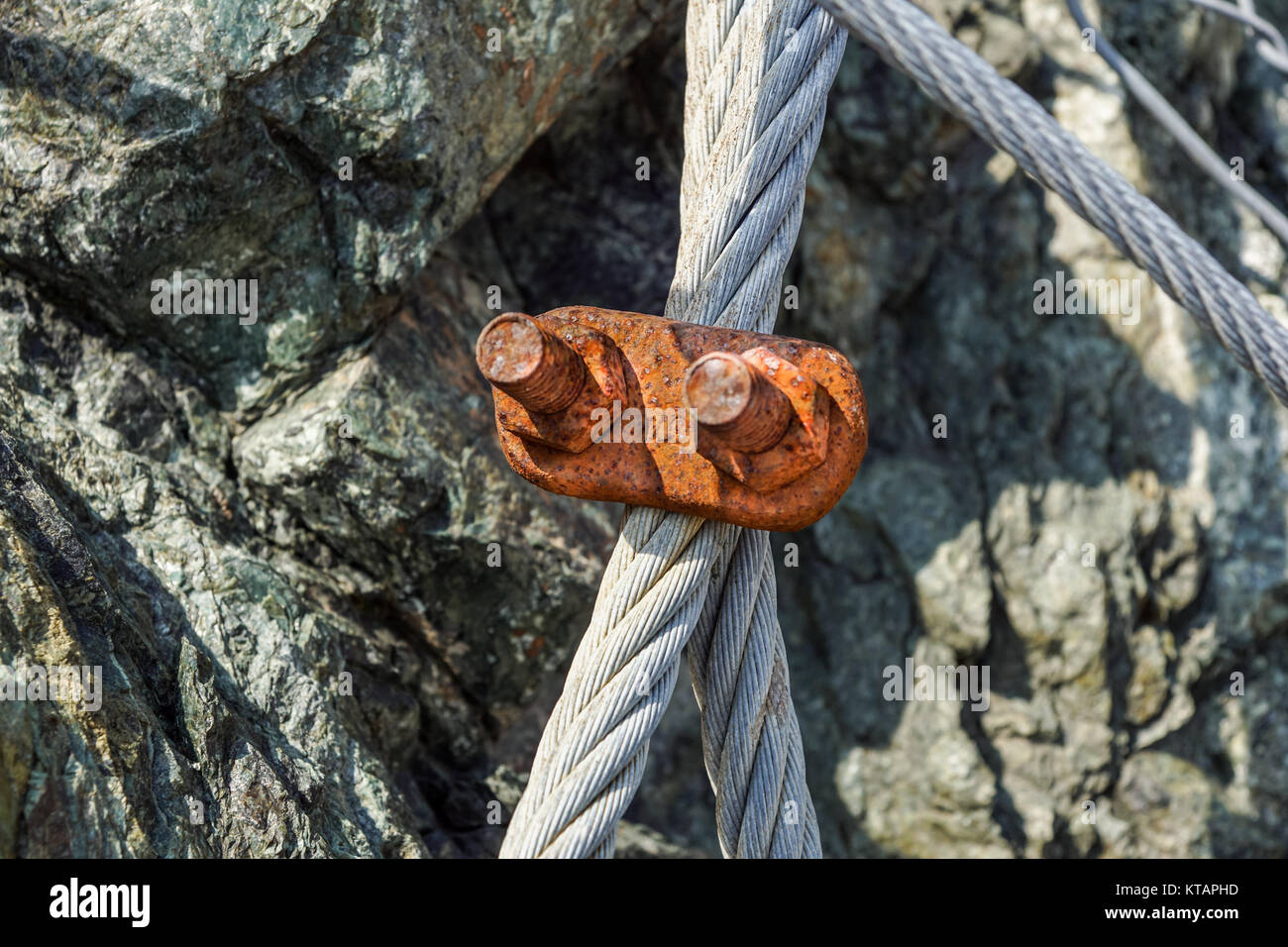 Rusty wire grip lock, cable clamp turnbuckle Stock Photo - Alamy