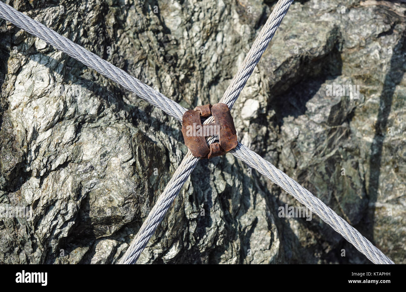 Rusty wire grip lock, cable clamp turnbuckle Stock Photo - Alamy