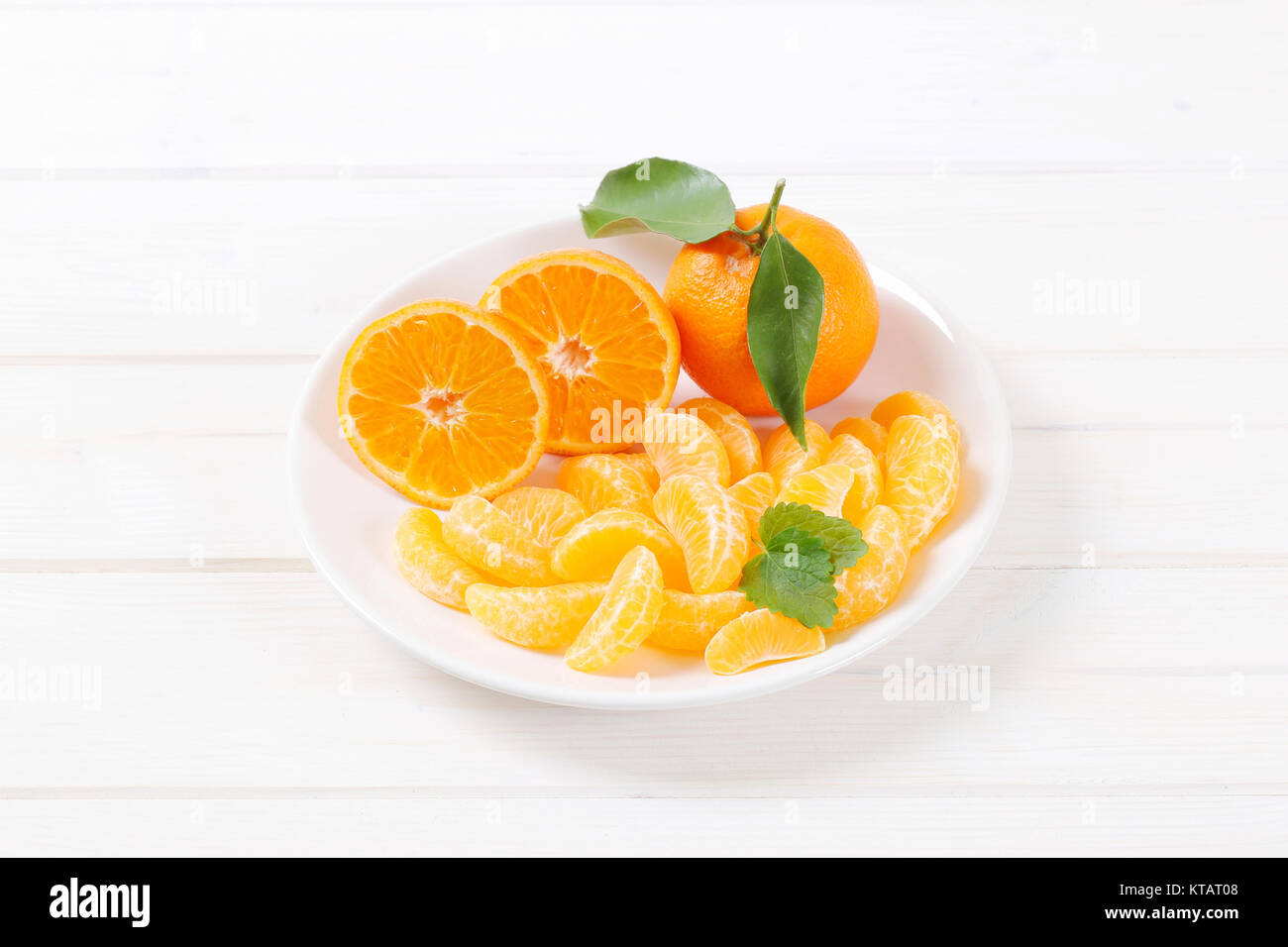 whole and sliced tangerines Stock Photo - Alamy