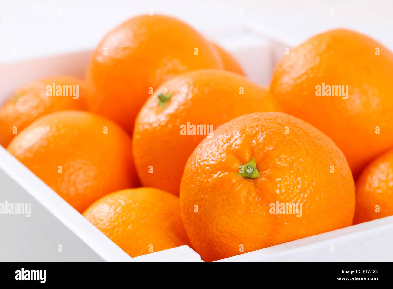 box of fresh oranges Stock Photo - Alamy