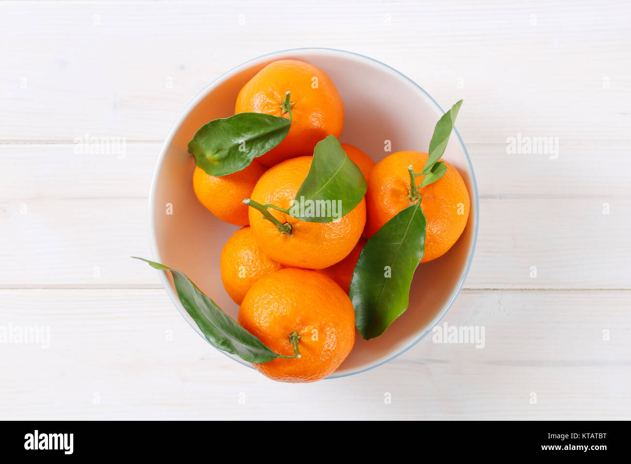 fresh tangerines with leaves Stock Photo - Alamy