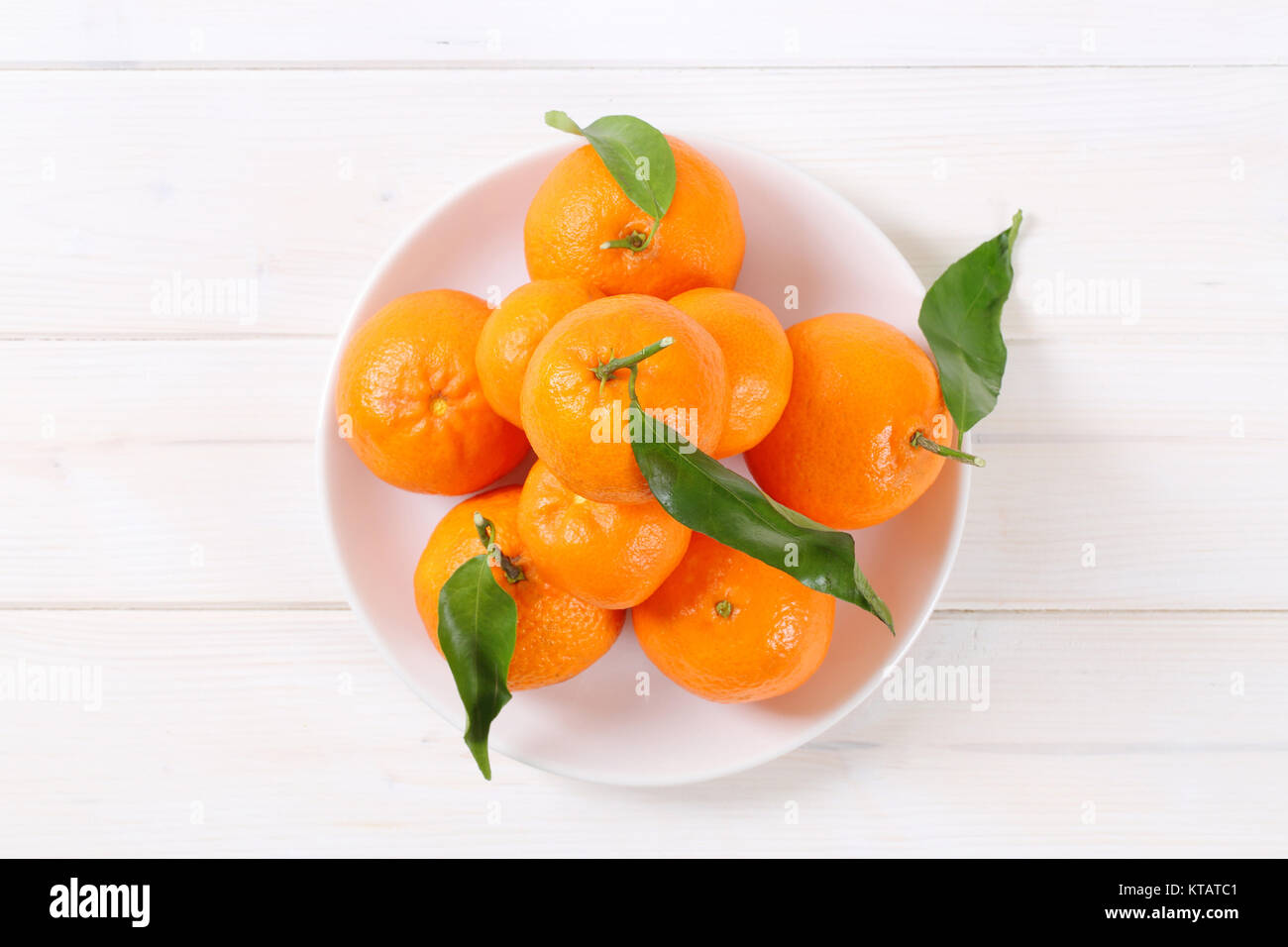 fresh tangerines with leaves Stock Photo - Alamy