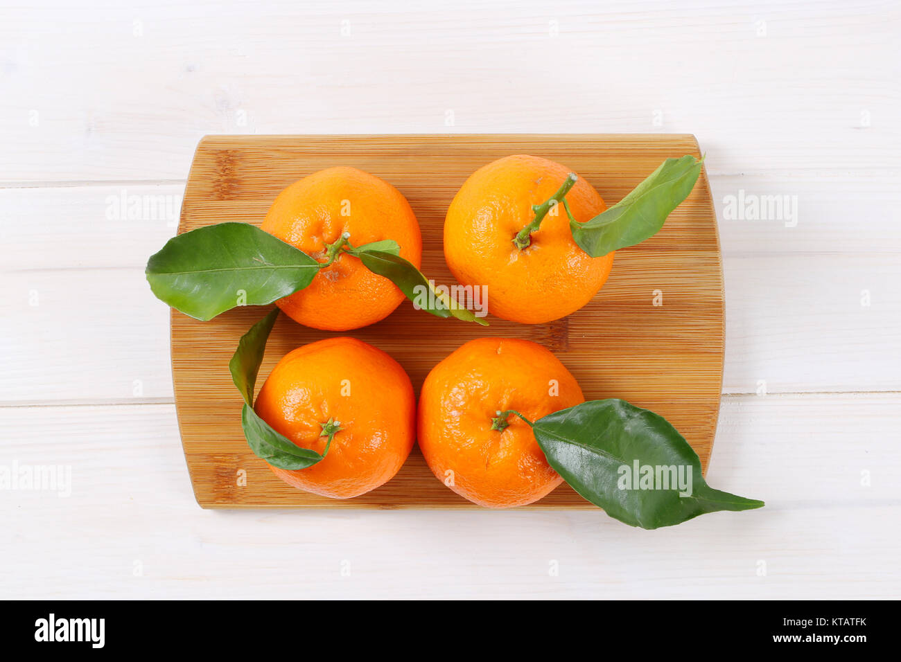 fresh tangerines with leaves Stock Photo - Alamy