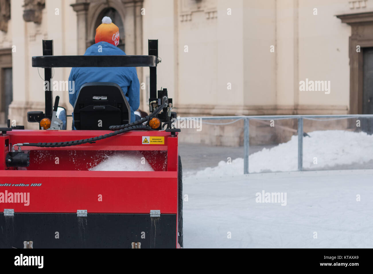 Man cleans tractor hi-res stock photography and images - Alamy