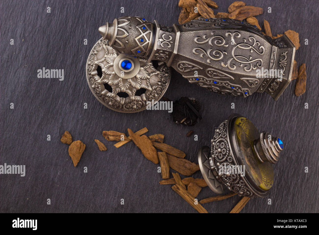 Silver Oriental Artistic Arabian Oud Perfume / Arabian Oud Perfume with ...