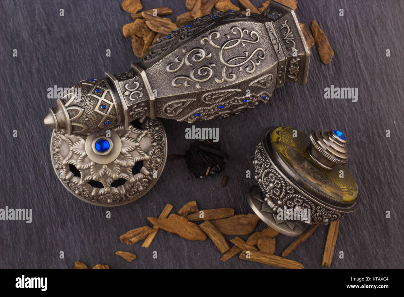 Silver Oriental Artistic Arabian Oud Perfume / Arabian Oud Perfume with ...