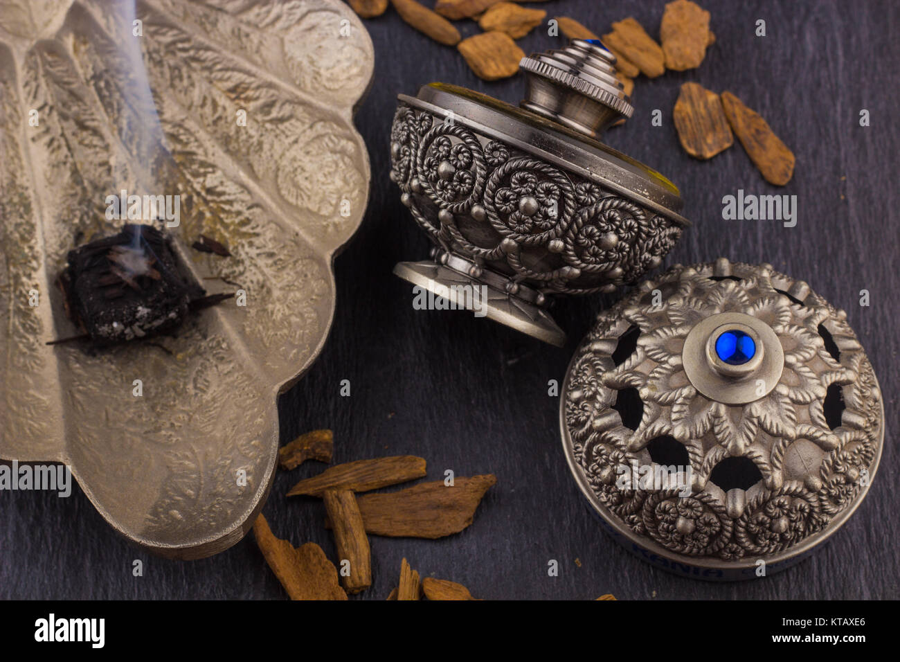 Silver Oriental Artistic Arabian Oud Perfume / Arabian Oud Perfume with ...