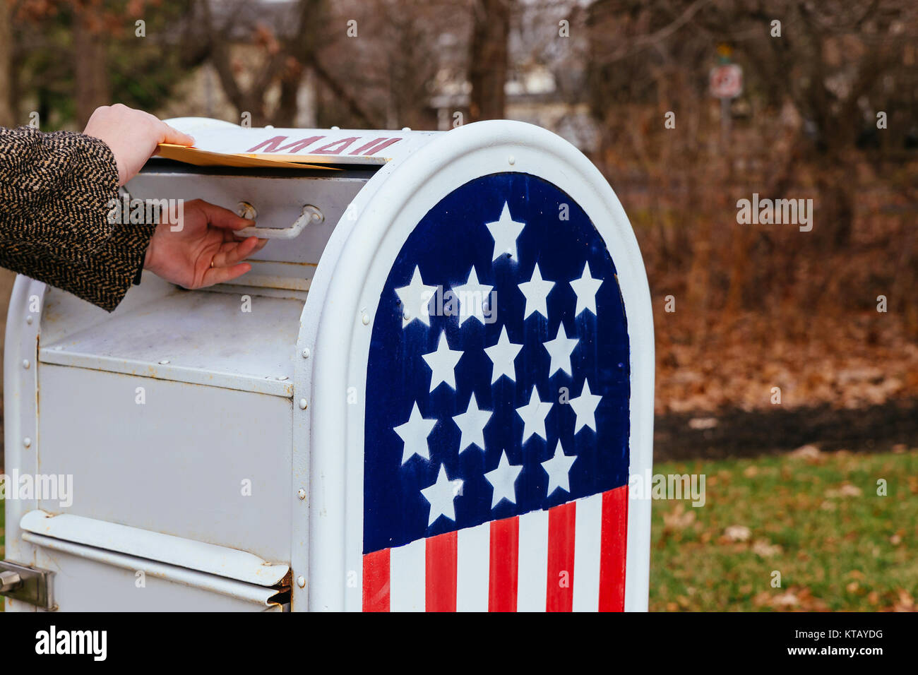 Mailbox american flag hi-res stock photography and images - Alamy