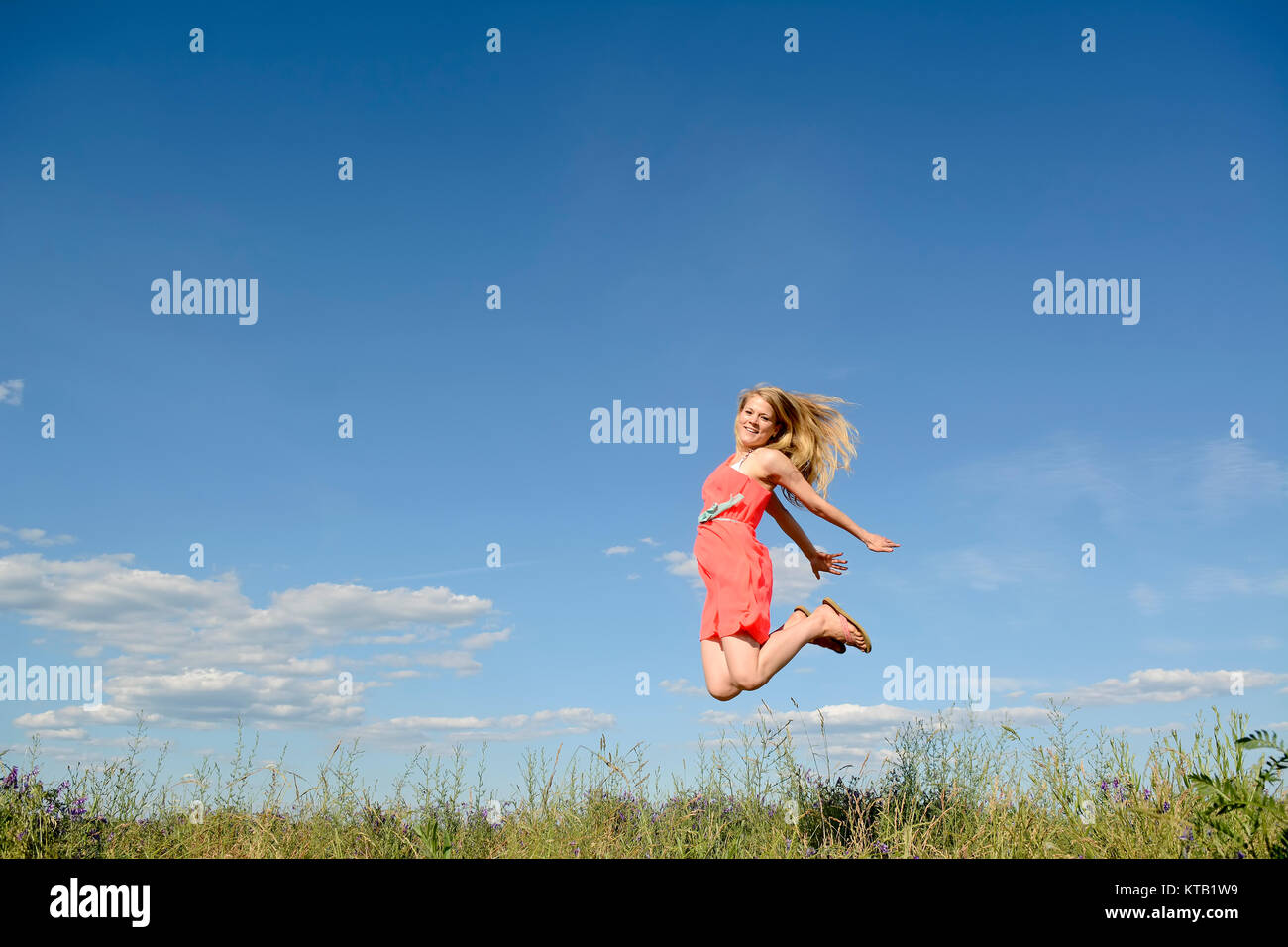 Frau macht Freudensprung Stock Photo - Alamy