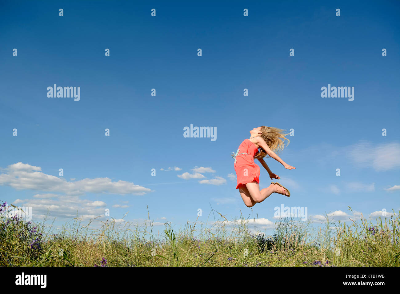 Frau macht Freudensprung Stock Photo - Alamy