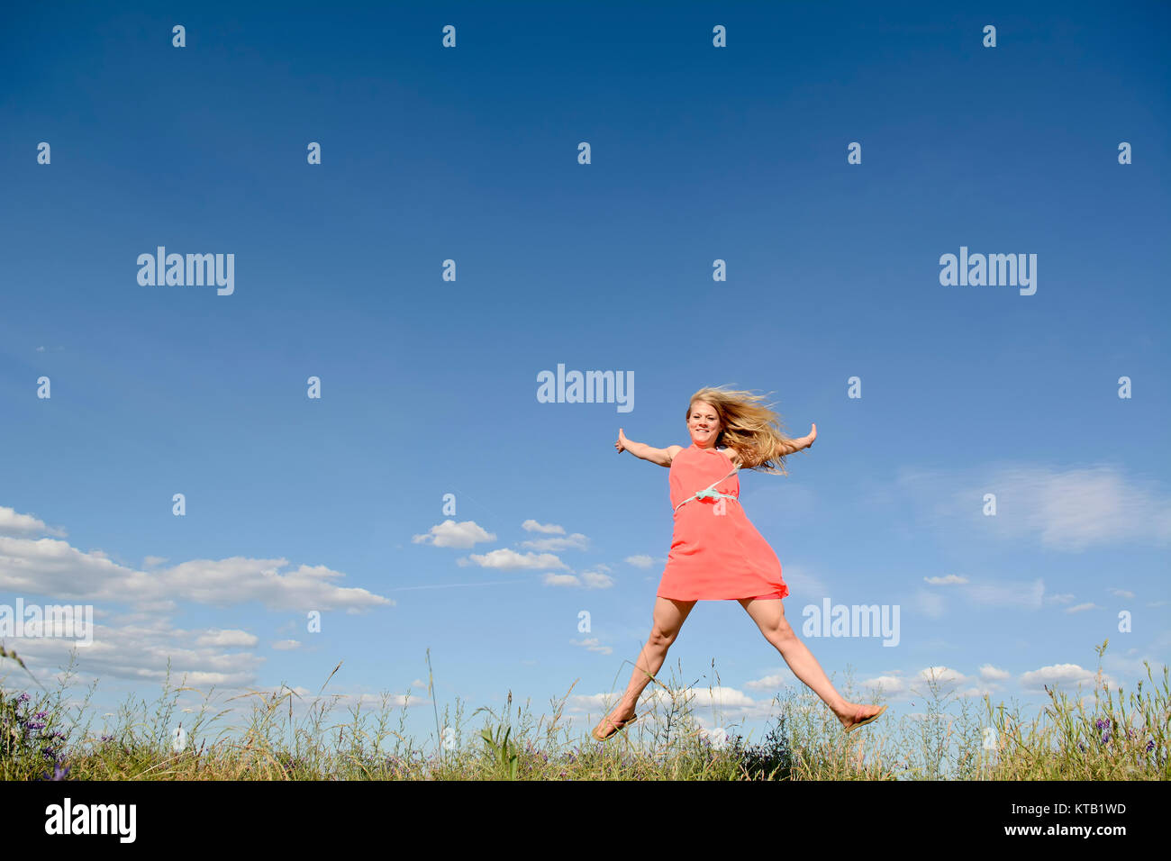 Frau macht Freudensprung Stock Photo - Alamy