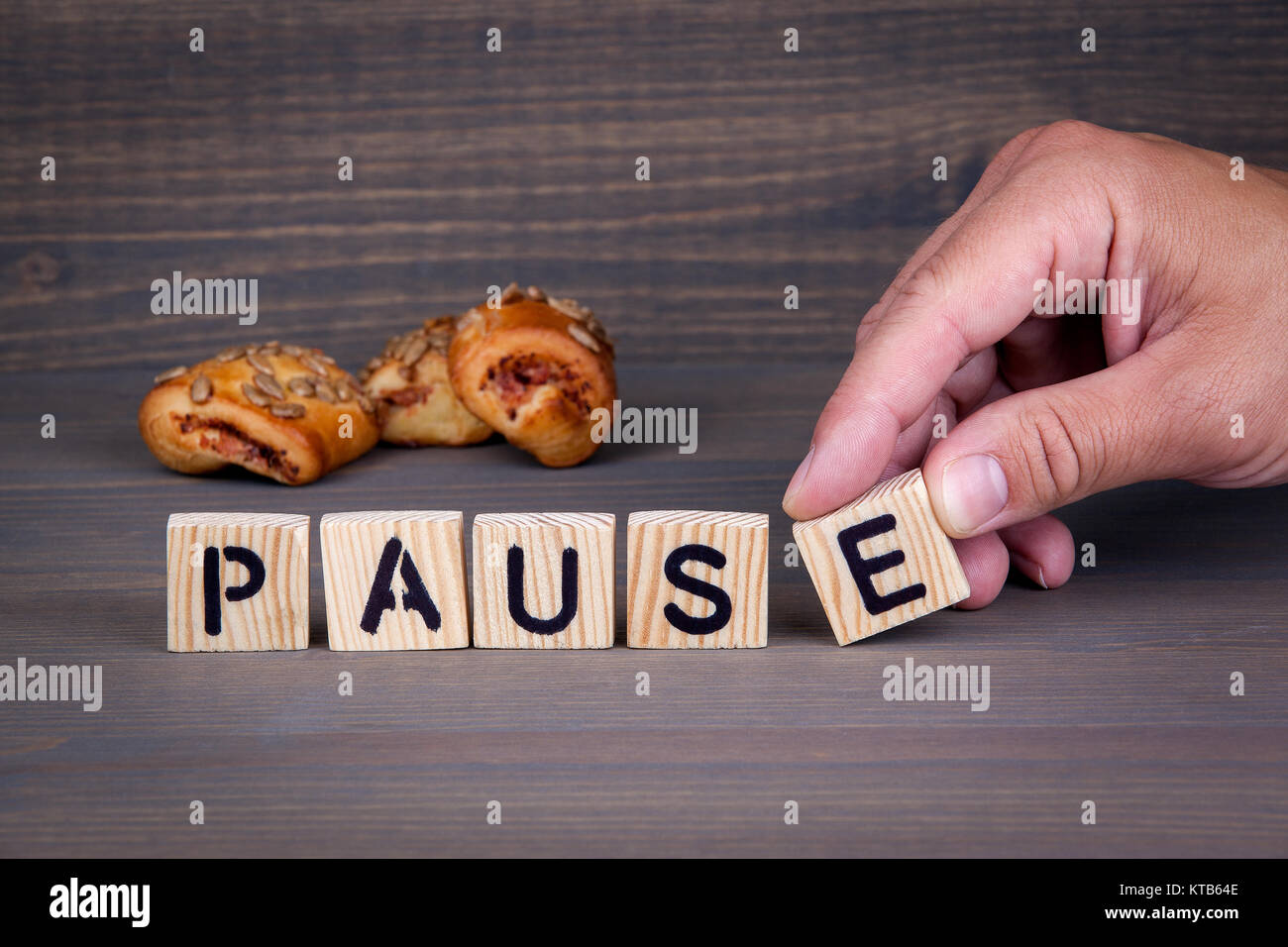 pause. Wooden letters on dark background. Office desk Stock Photo - Alamy