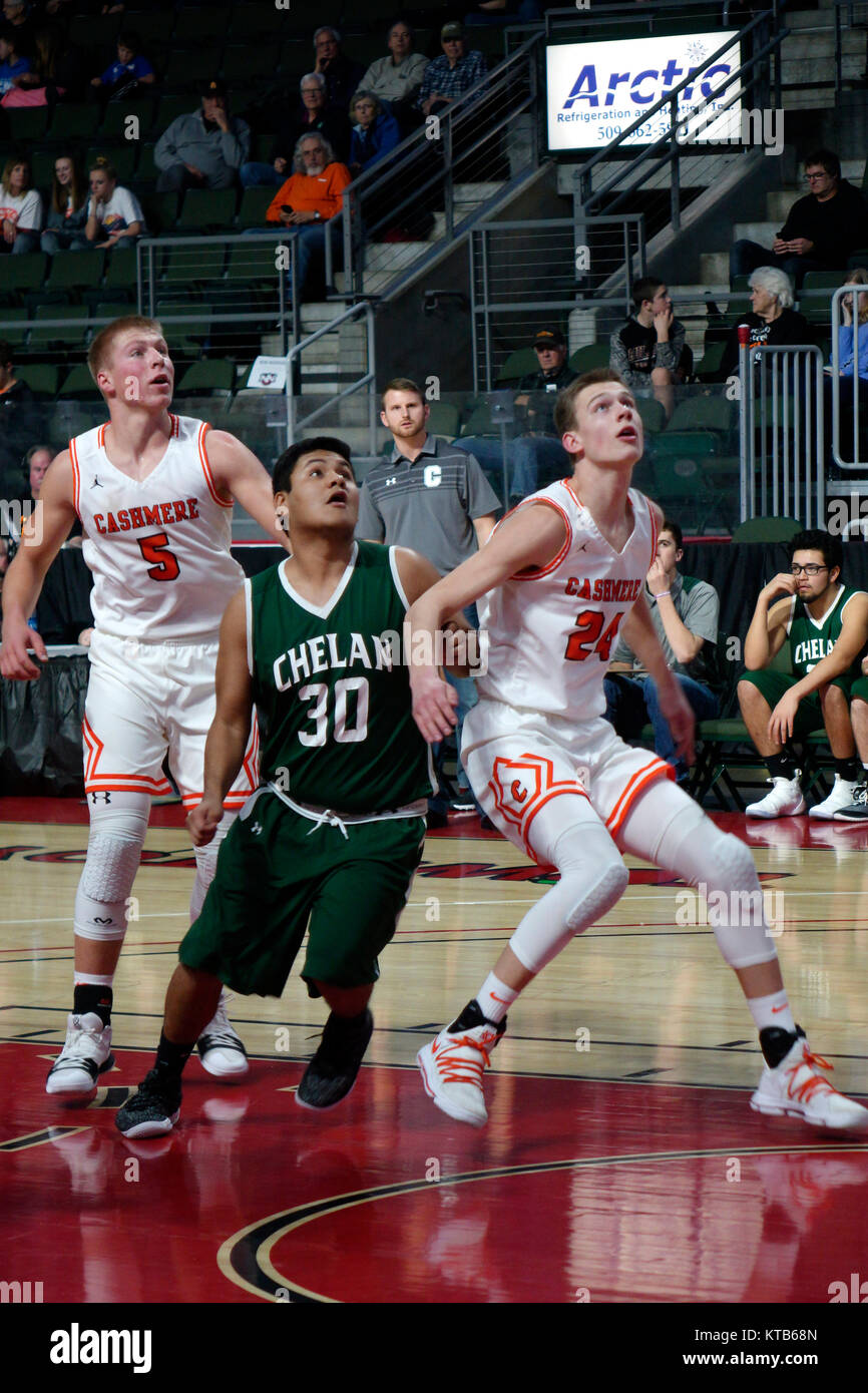 Players on opposing teams look for a rebound after a freethrow Stock ...
