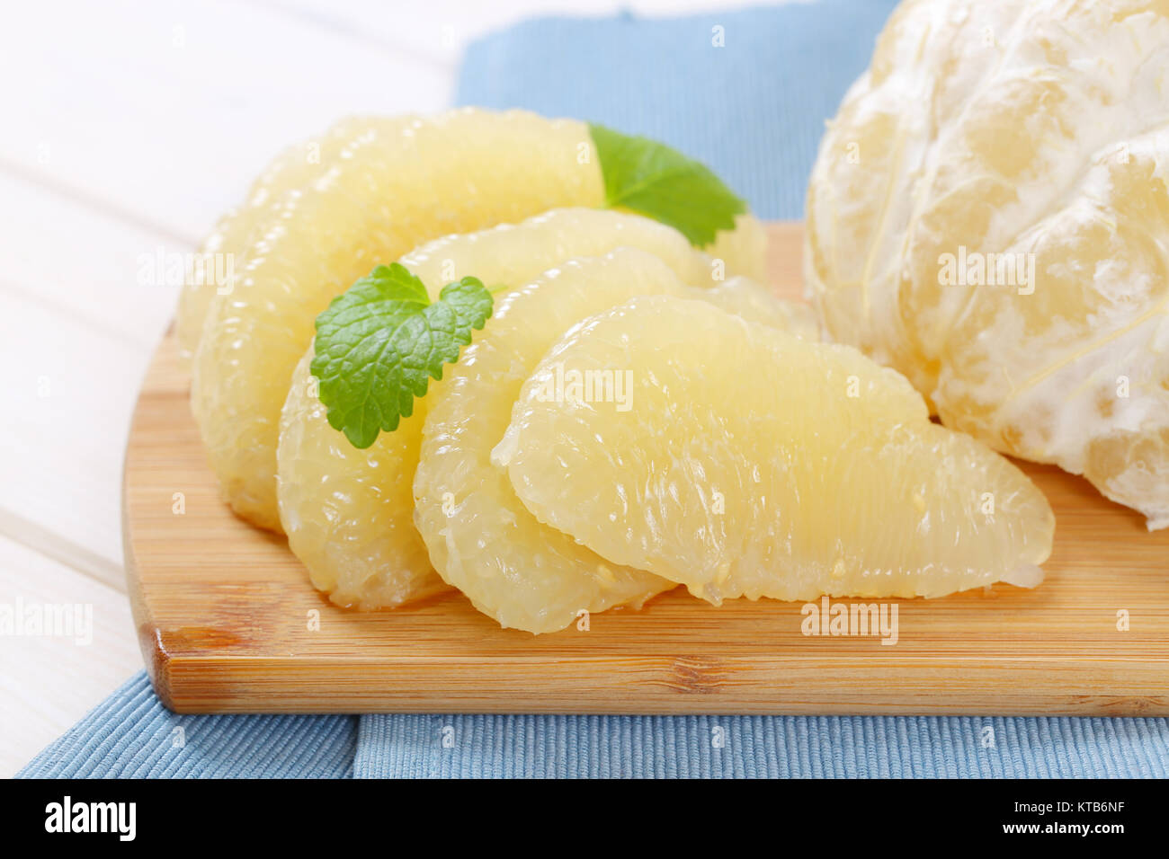 peeled and sliced pomelo Stock Photo - Alamy