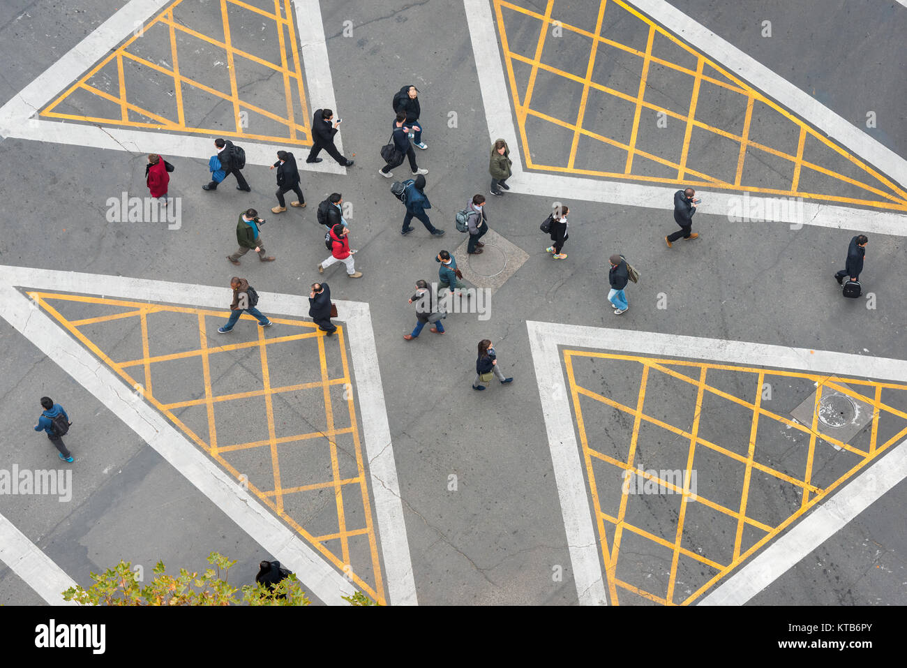 Diagonal pedestrian crossing hi-res stock photography and images - Alamy