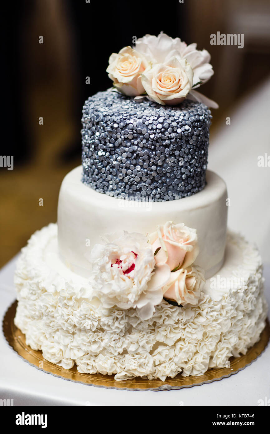 Multi level white wedding cake hi-res stock photography and images - Alamy