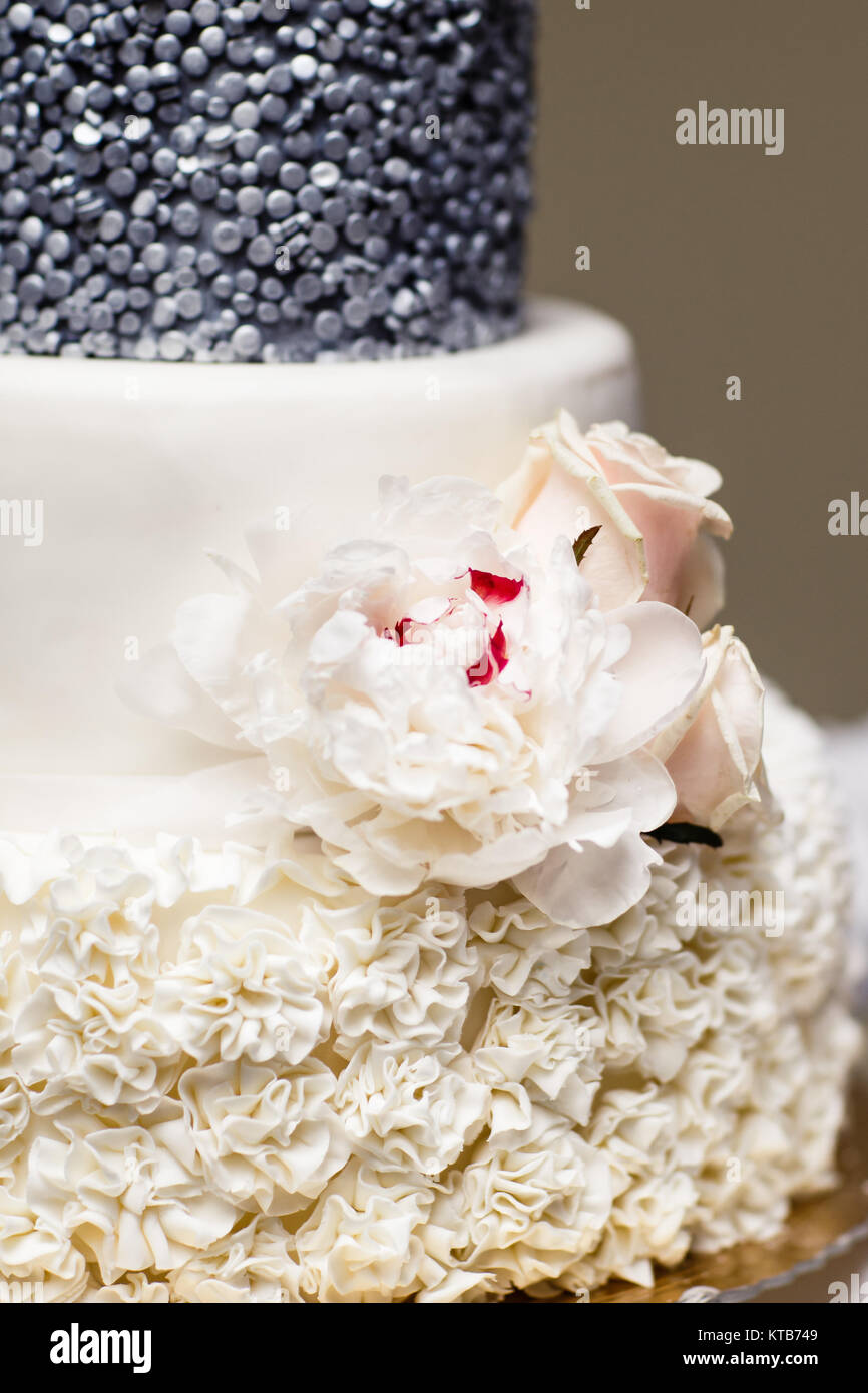 Multi level wedding cake with pink flowers Stock Photo - Alamy