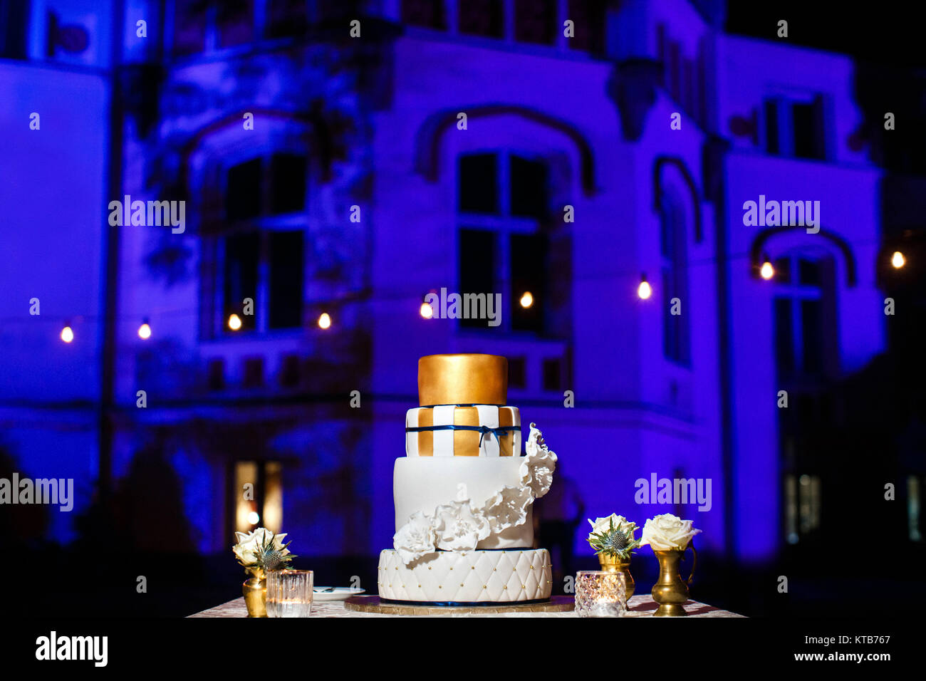 Multi level white wedding cake hi-res stock photography and images - Alamy