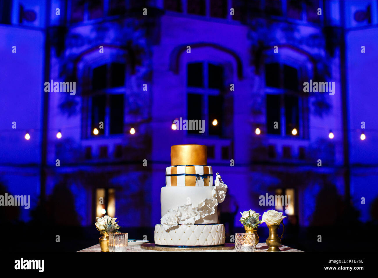 Multi level white wedding cake hi-res stock photography and images - Alamy