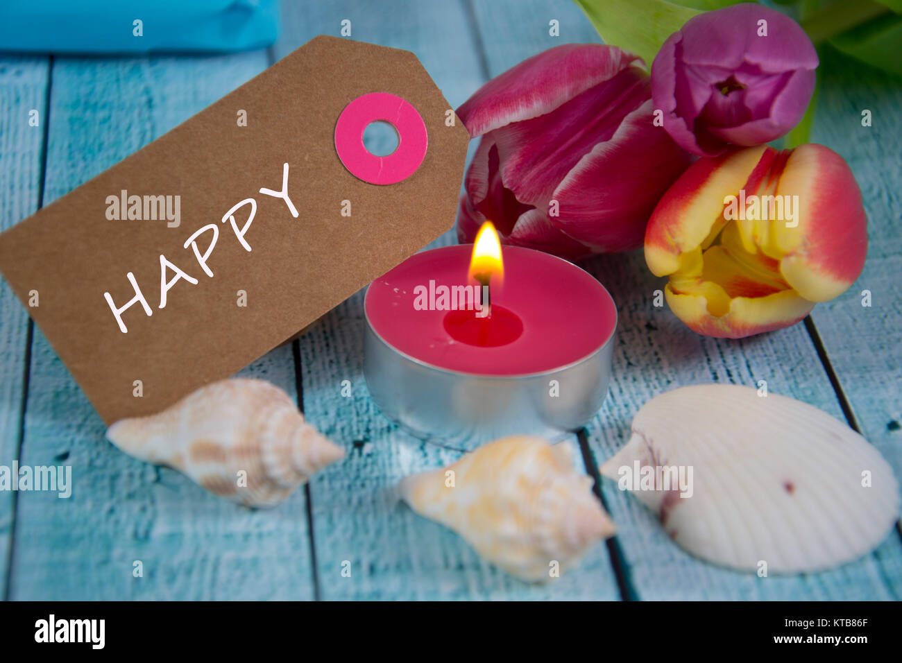 Happy - Schild mit Dekoration Stock Photo - Alamy