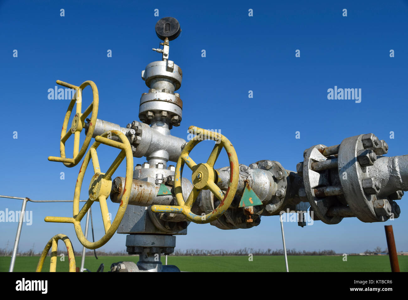 Oil gantry hi-res stock photography and images - Alamy