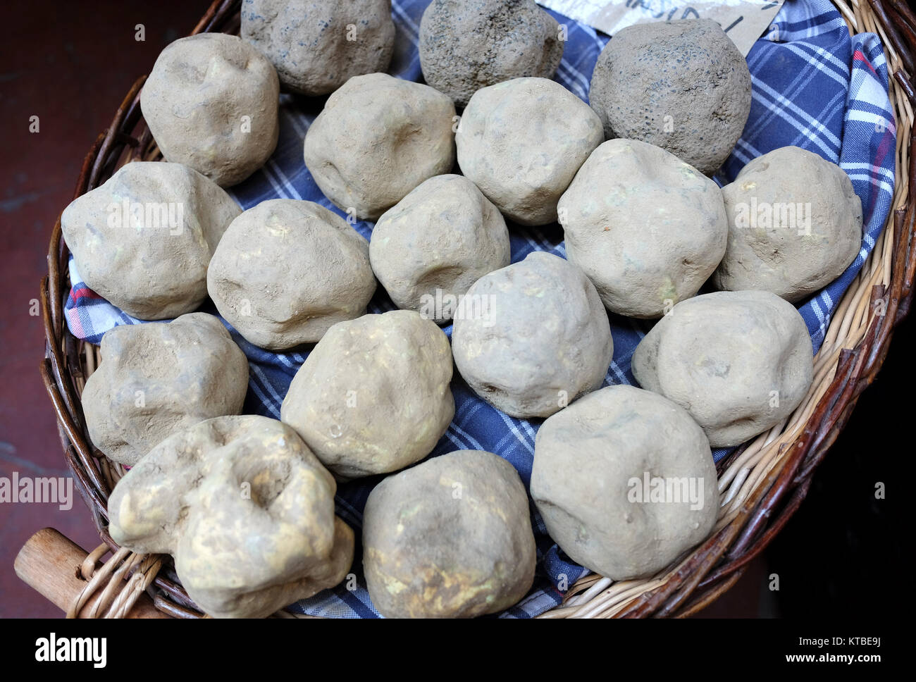 Unopened geodes for sale Stock Photo - Alamy