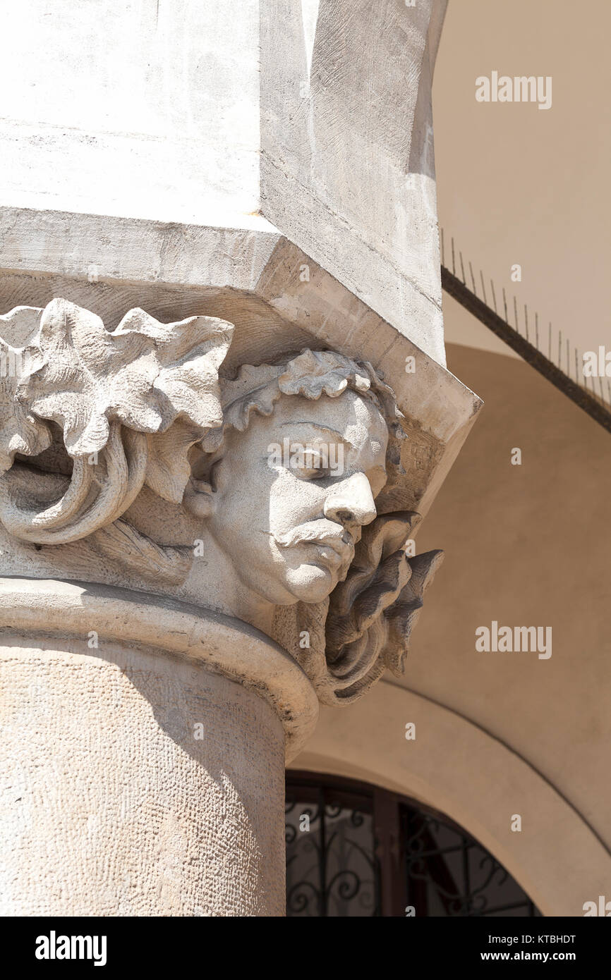 Column molding hi-res stock photography and images - Alamy