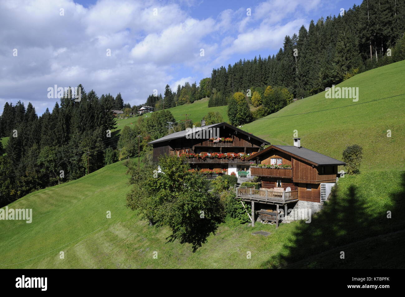 Farmhouse and buildings hi-res stock photography and images - Alamy