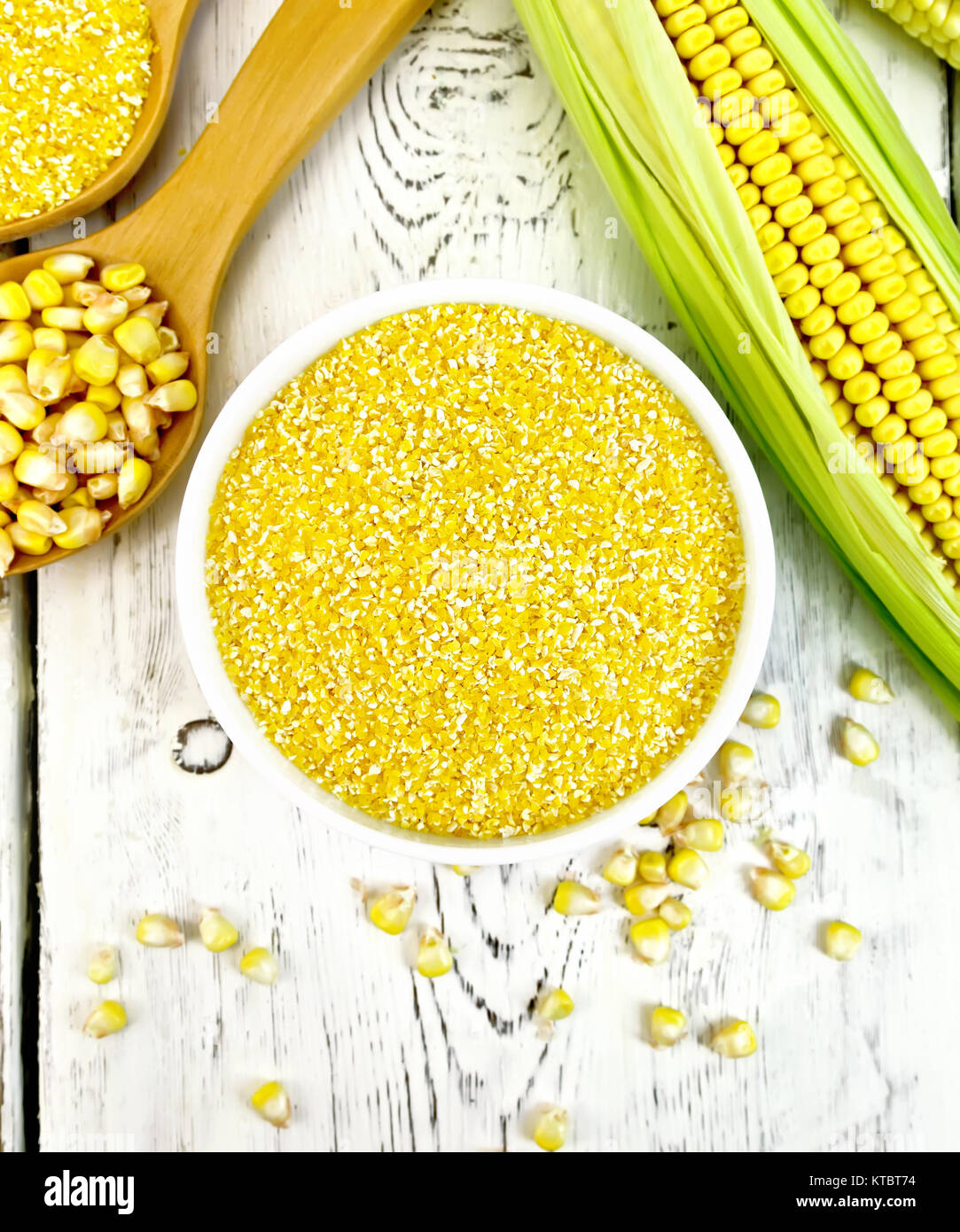 Corn grits in bowl with cobs on board top Stock Photo - Alamy