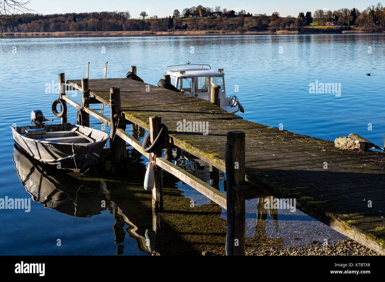 Boot an einem Steg am Ufer des Chiemsees Stock Photo - Alamy