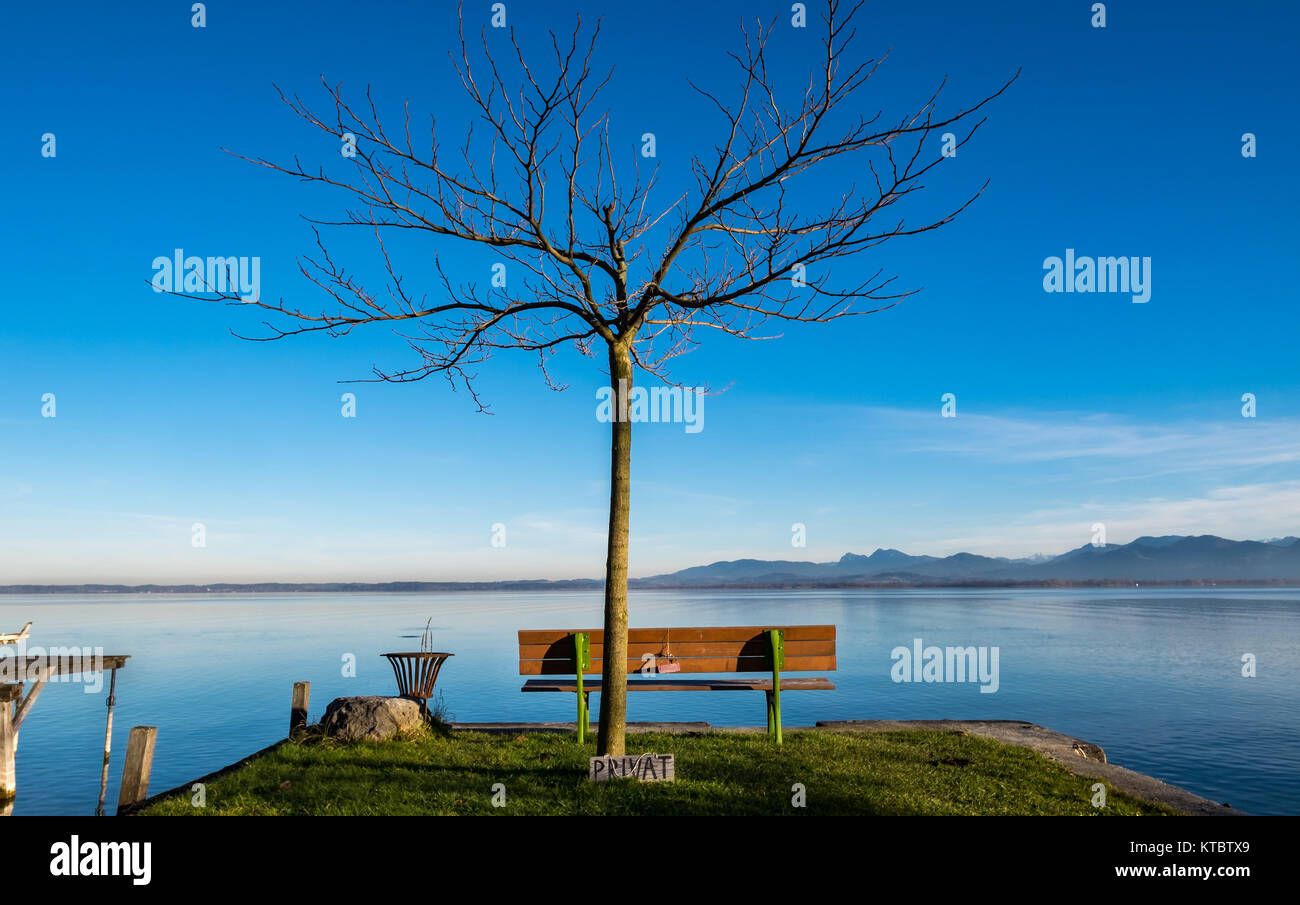 Eine Bank am Ufer des Chiemsees mit einem Schild "privat Stock Photo ...