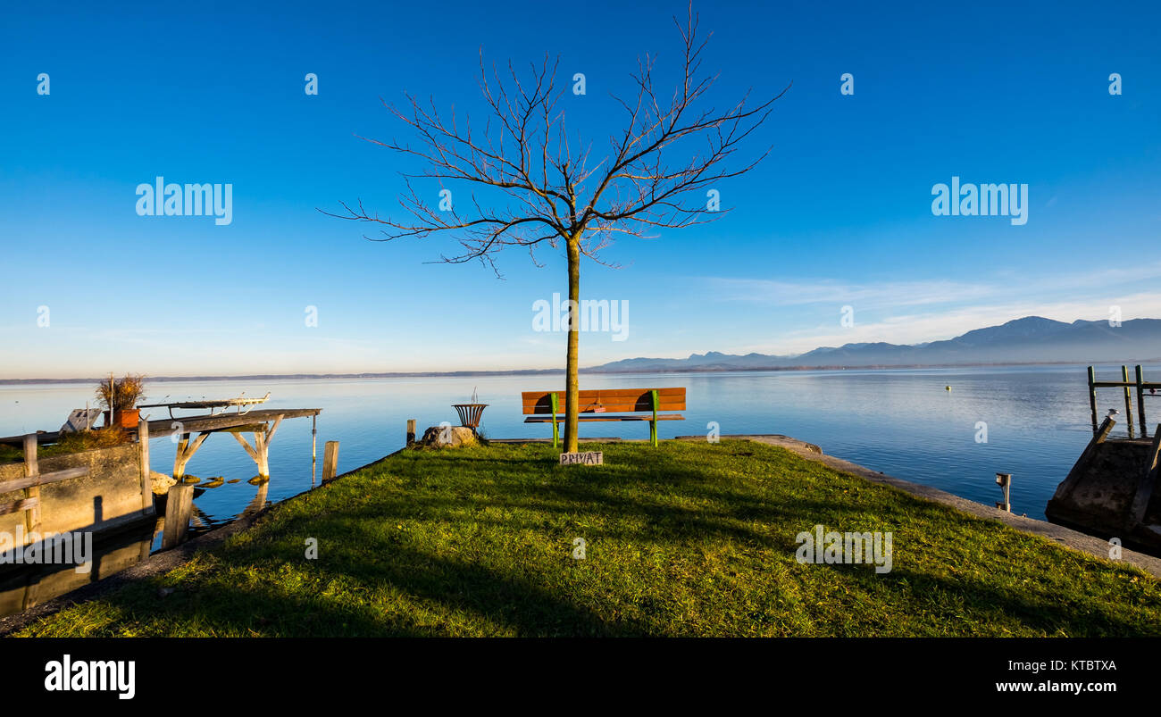 Eine Bank am Ufer des Chiemsees mit einem Schild "privat Stock Photo ...