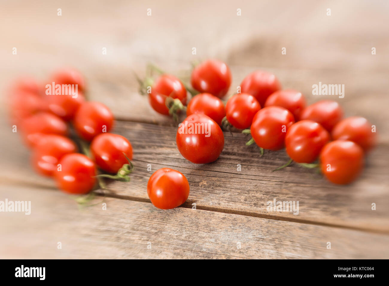 Kleine Rispentomaten auf einem Holzbrett Stock Photo - Alamy