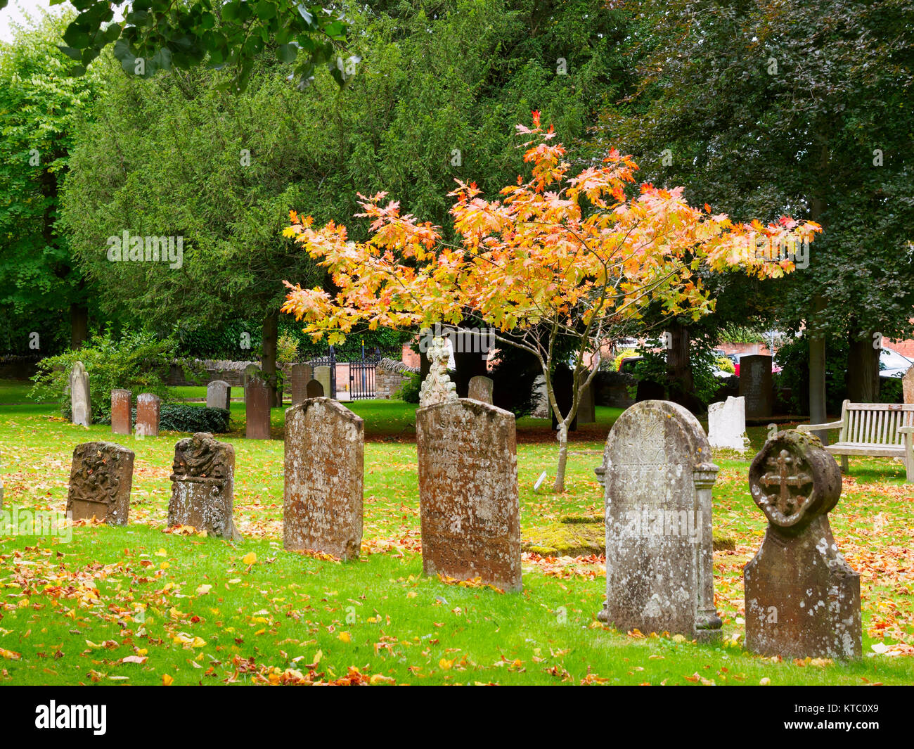 Graveyard, Church of the Holy Trinity, Stratford-upon-Avon Stock Photo ...