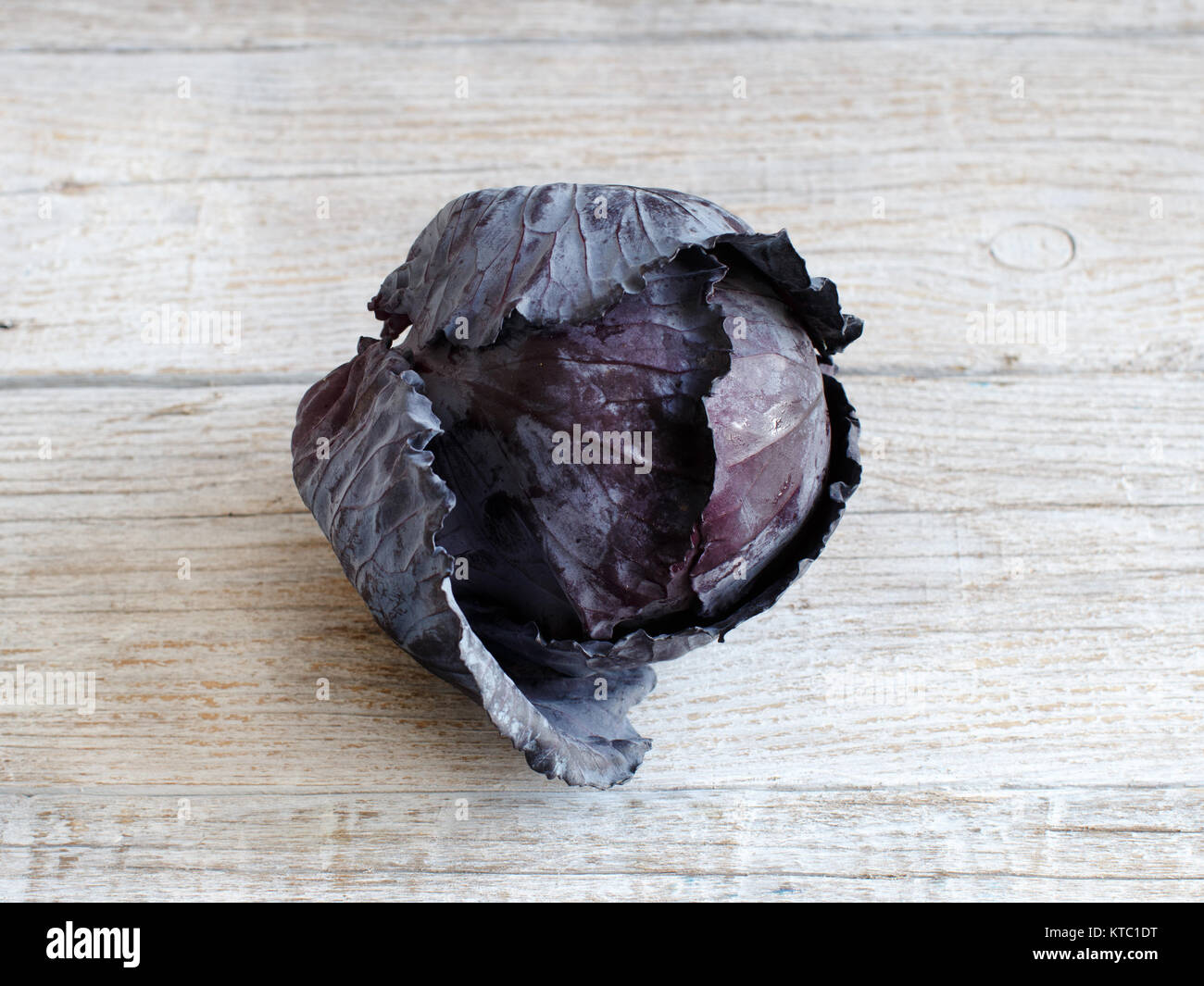 Red cabbage on wood Stock Photo - Alamy
