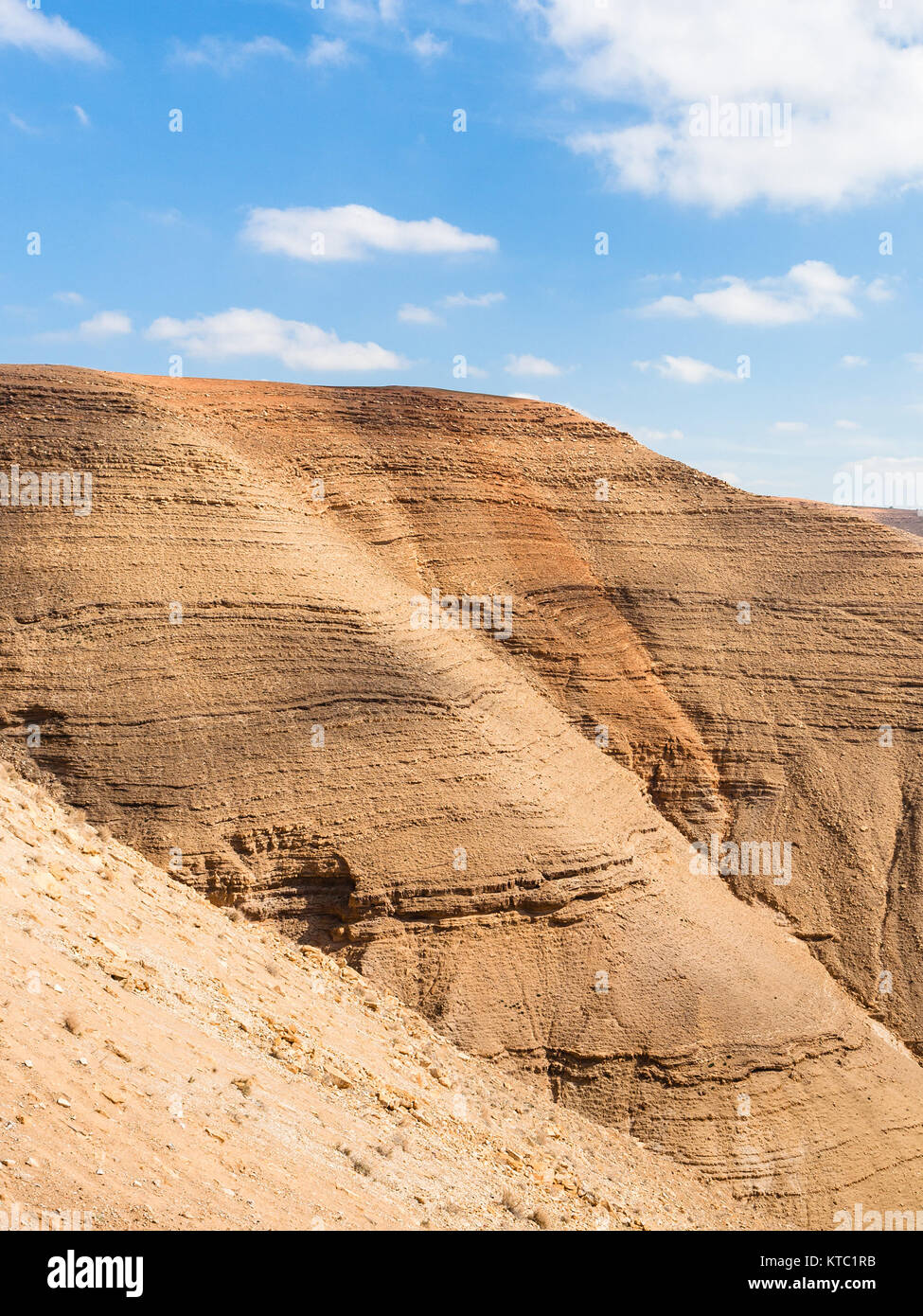 slopes of sedimentary mountain in Jordan Stock Photo - Alamy